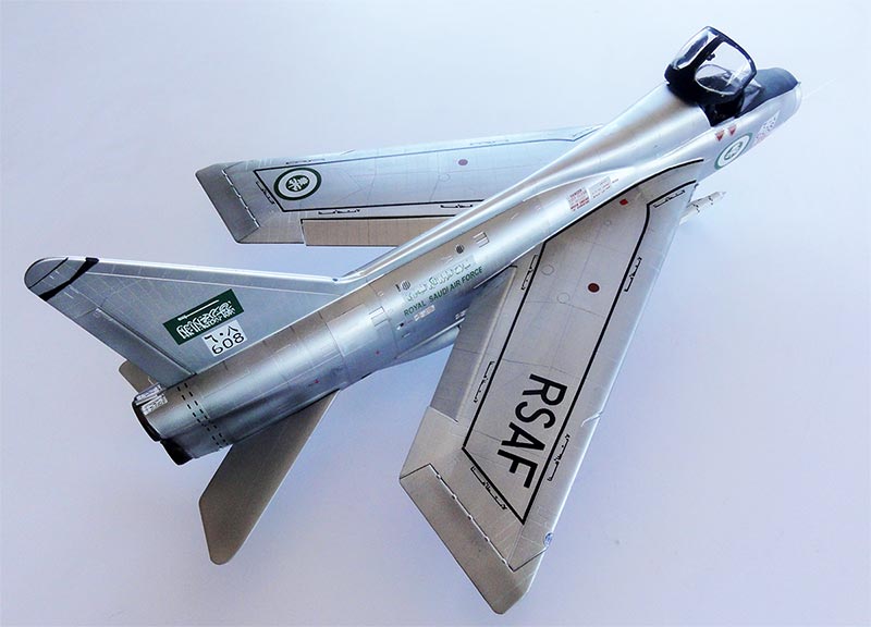 lightning T4 plastic scale model 1/32